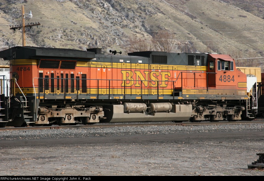 BNSF 4884